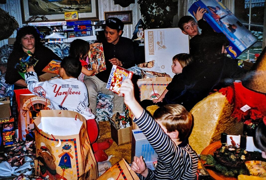 22 Nostalgic Photos of Christmas Morning in the 90s